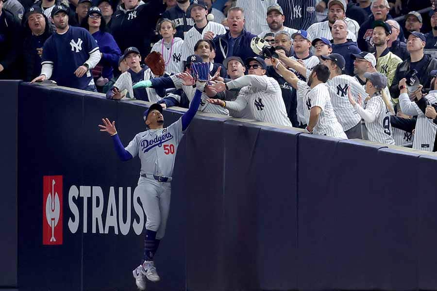 世界大賽》洋基：球迷太熱情了，直接搶走接殺球？ESPN：搶球者G5繼續看球？ - 菲尼克斯娛樂城資訊站